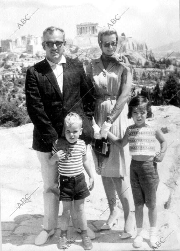 Los Príncipes de Mónaco Rainiero III y Grace con sus hijos Carolina y