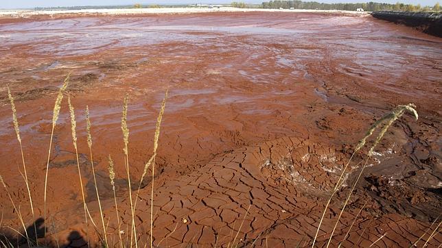 La planta causante del vertido de lodo rojo reanuda su actividad