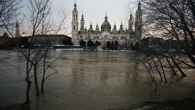 Ya son 2.000 las hectáreas anegadas en Aragón por la riada del Ebro
