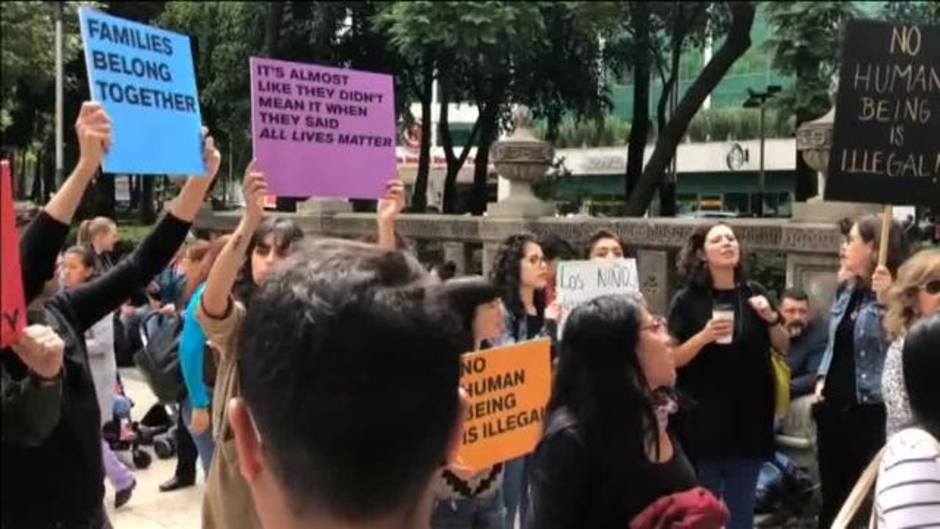 Cerca De 200 Mexicanos Se Han Congregado Ante La Embajada De Estados