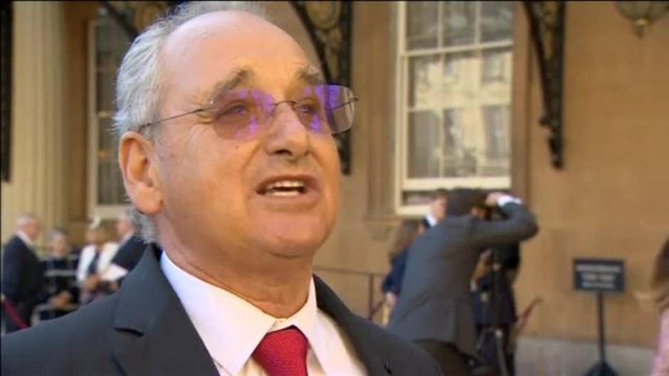 La Reina de Inglaterra entrega la medalla al valor a título póstumo a ...