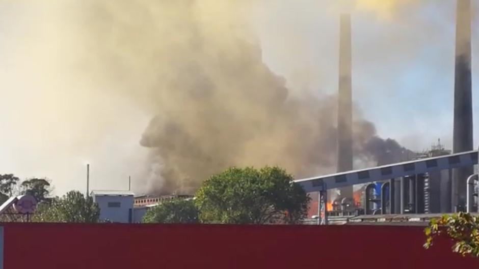 Vídeo: Un incendio en una planta siderúrgica provoca una densa columna ...