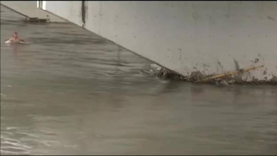 El río Suchiate, que separa Guatemala y México, se convierte en una ...