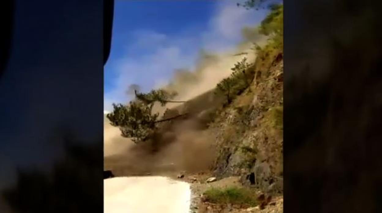 Un conductor consigue salvar a su autobús de un espectacular alud de ...