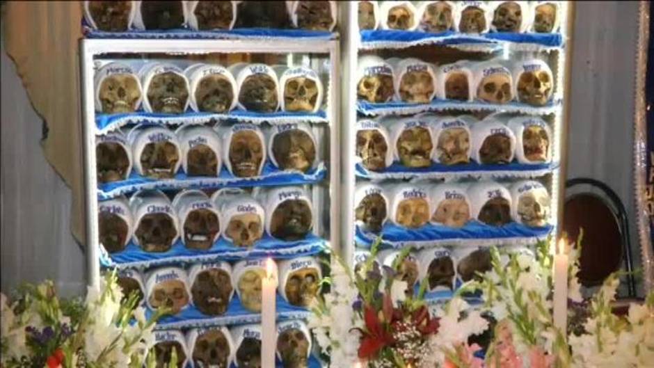 Bolivia celebra la fiesta de las 'ñatitas' decorando las calaveras de ...