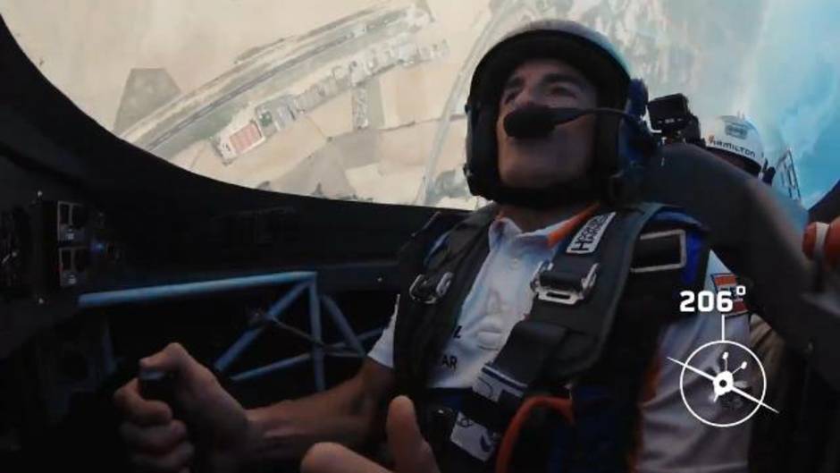 Así realiza Marc Márquez un tonel en el avión acrobático de Juan Velarde