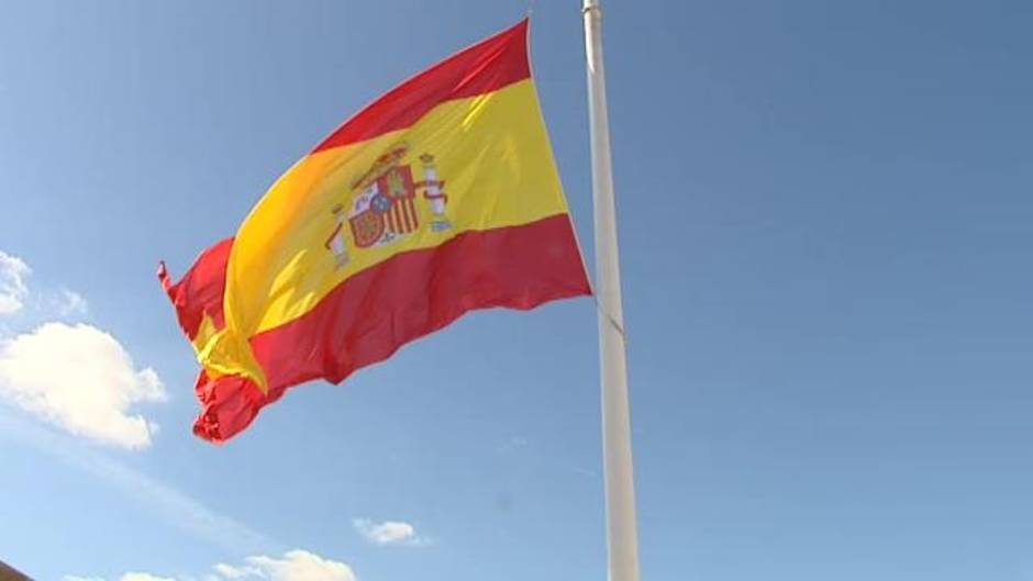 Izado solemne de la bandera de Colón por el quinto año de reinado de ...