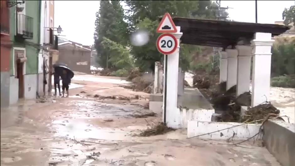 El río Clariano se desborda a su paso por Onteniente