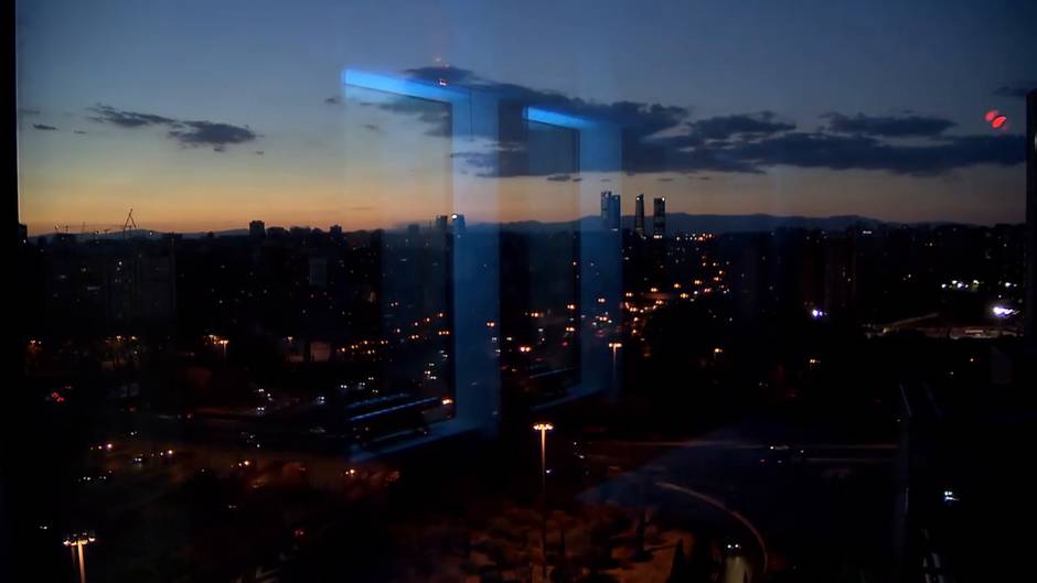 El icónico edificio Los Cubos ilumina la M30 con una obra de arte ...