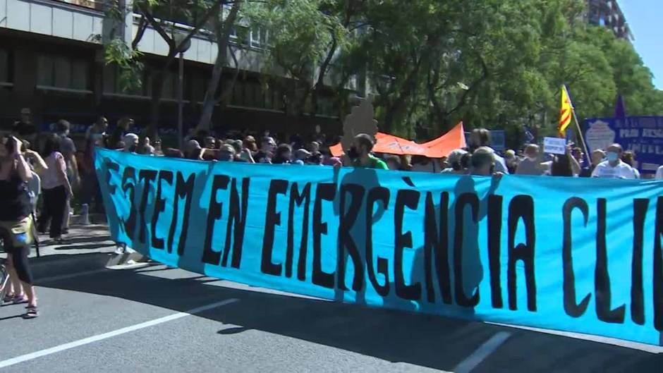 Unas 10 000 Personas Se Manifiestan En Barcelona Contra La Ampliación