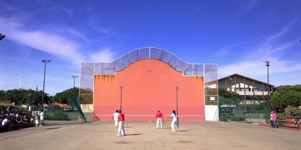 Los beneficios del frontenis y cómo se juega