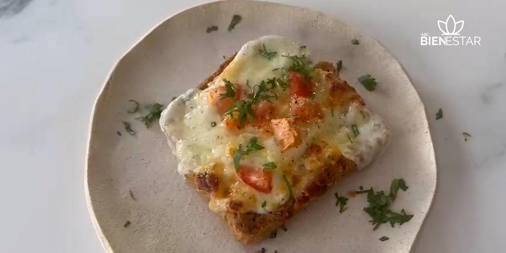 Las tostadas con tres tipos de queso que no solo querrás en el desyauno