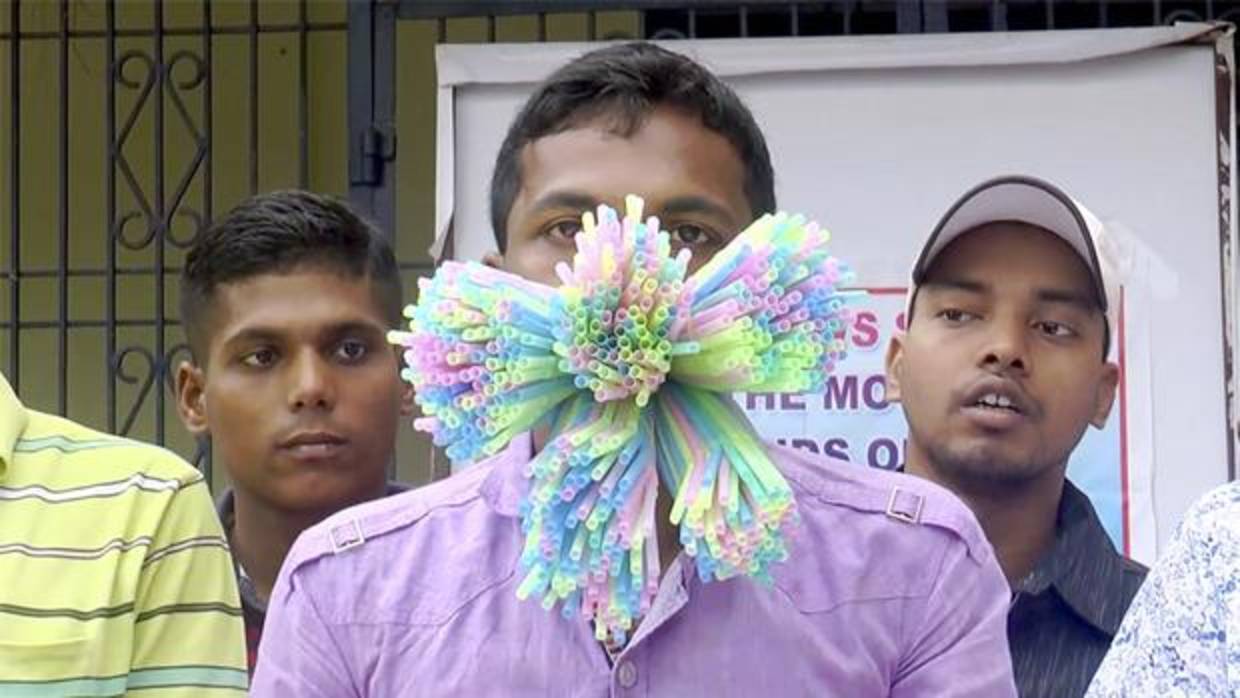 El hombre capaz de sostener 459 pajitas con la boca