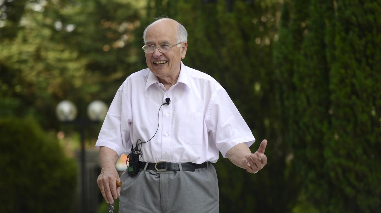 Michael Atiyah, el hombre tras los pasos de Newton que creyó resolver ...