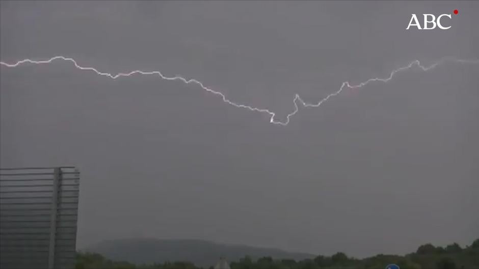 ¿Cómo evitar los impactos de los rayos en una tormenta?
