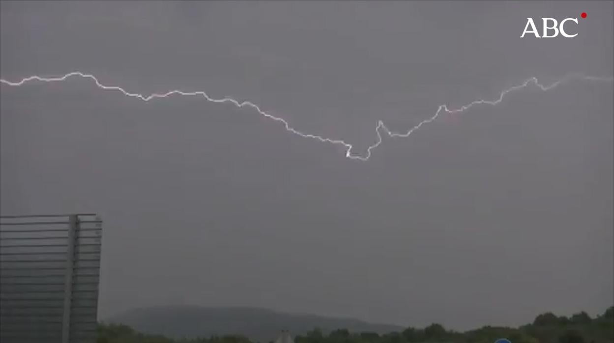 ¿Cómo evitar los impactos de los rayos en una tormenta?