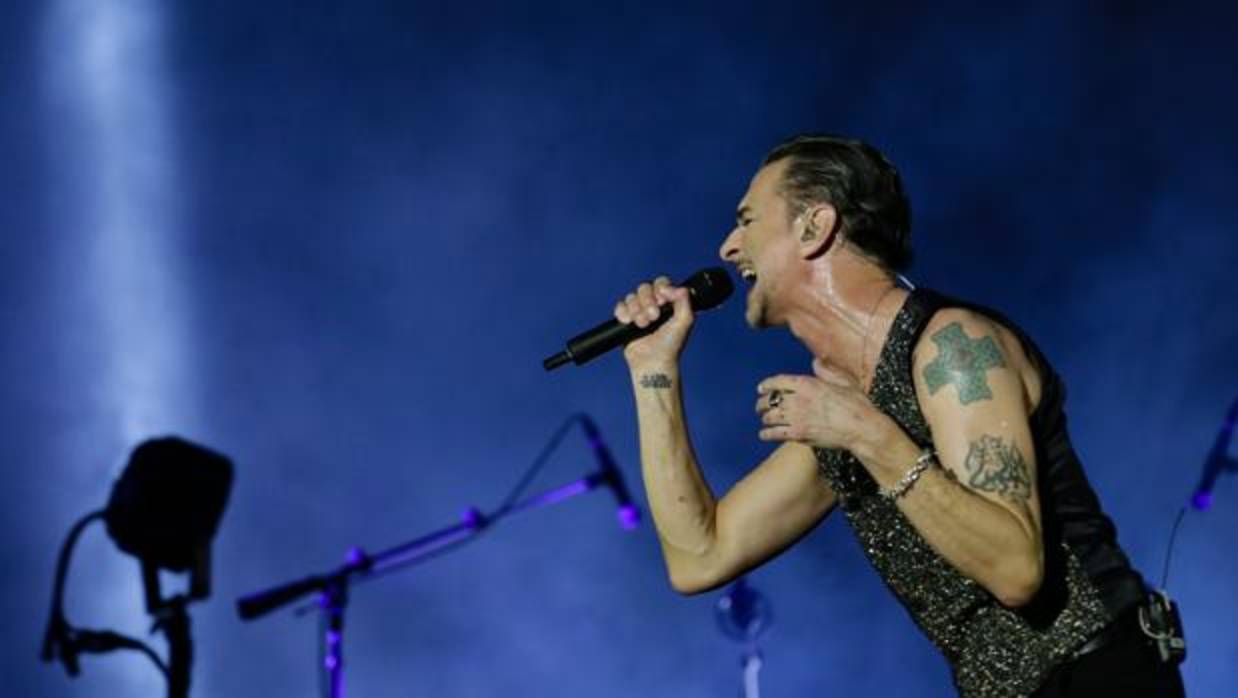 Depeche Mode pone a bailar a miles de fans en Lisboa