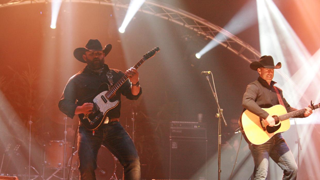 Aaron Watson canta a las «bluebonnets» en el Huercasa Country Festival ...