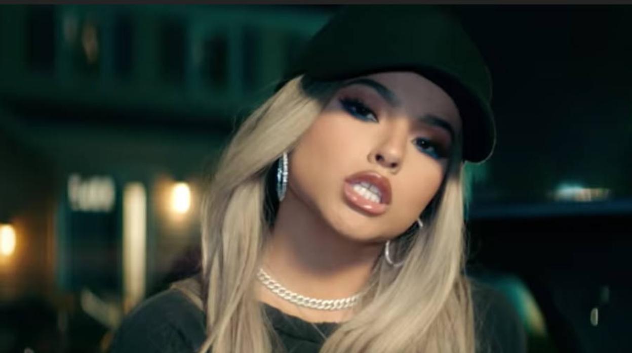 Becky G se pasa al inglés (y al rubio) con «Zooted»