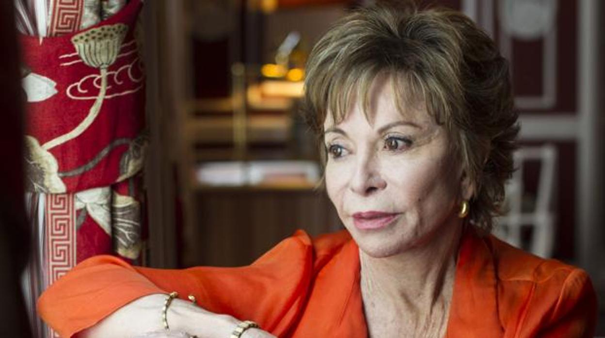 Isabel Allende, primera escritora en español en recibir la medalla de ...