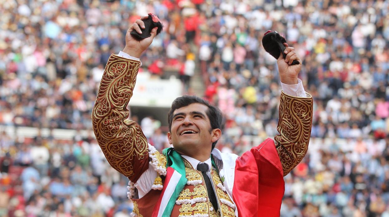 Victoria de Joselito Adame en la Monumental de México