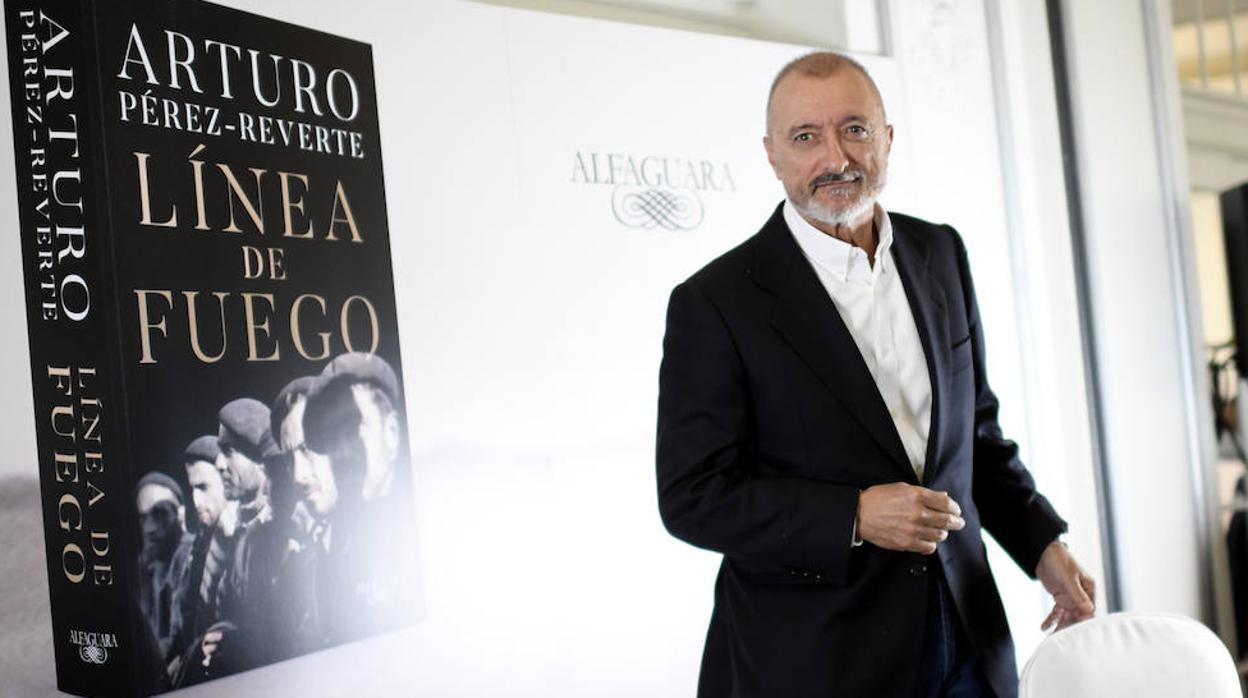 Arturo Pérez-Reverte, corresponsal en la batalla del Ebro