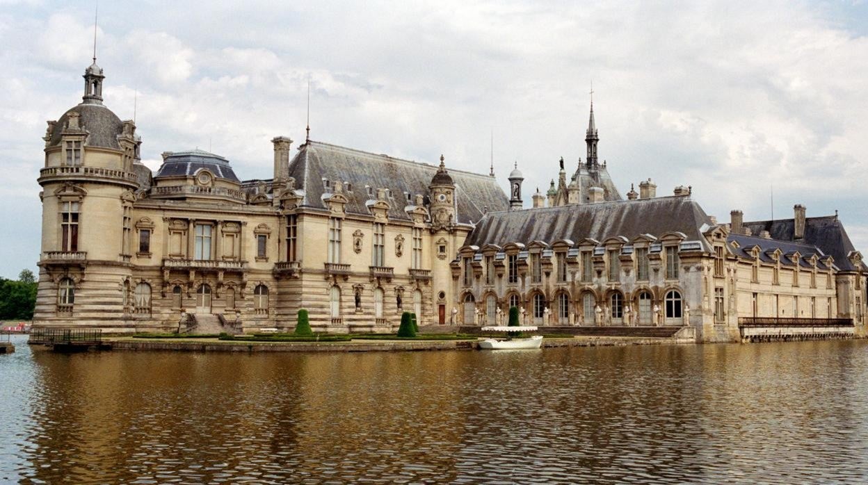 Chantilly pide limosna para mantenerse en pie