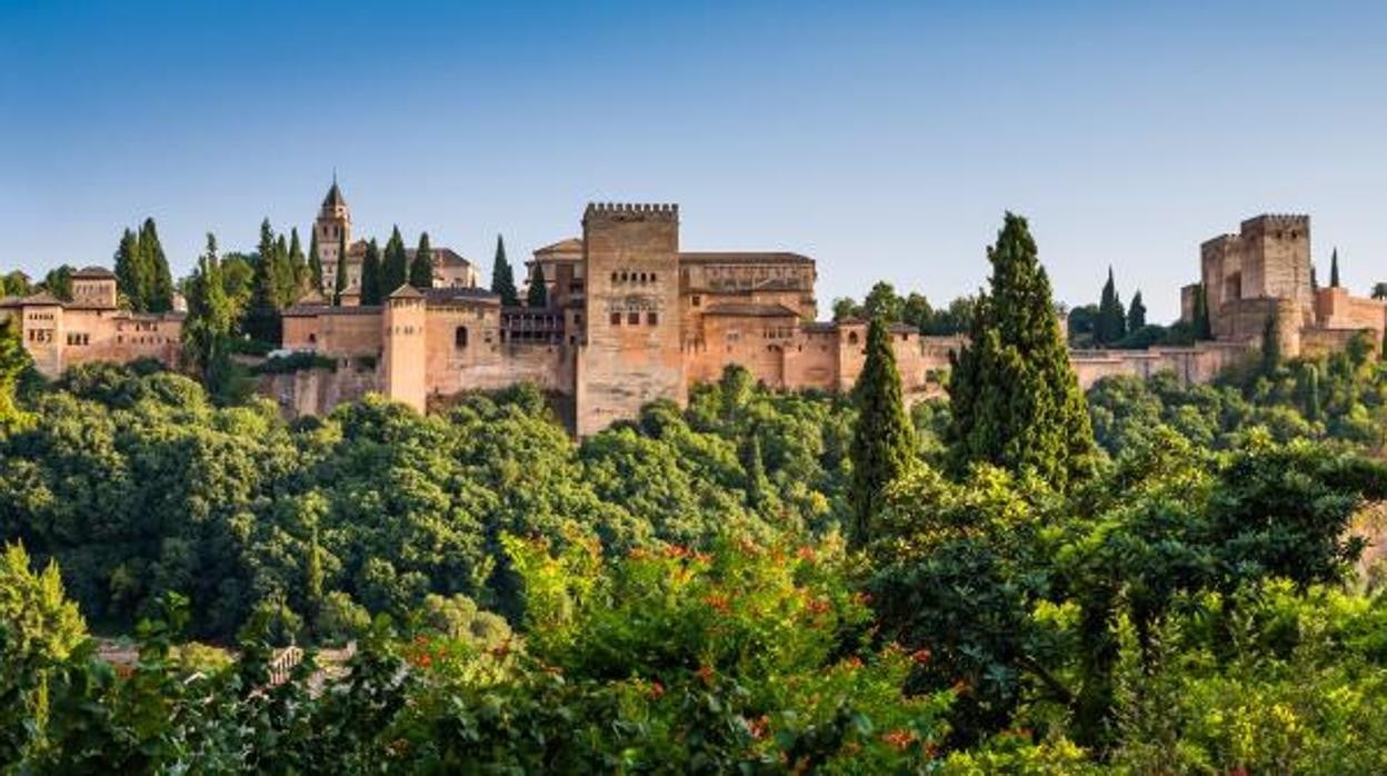 Cincuenta poetas frente al espejo de la Alhambra, el más bello ...