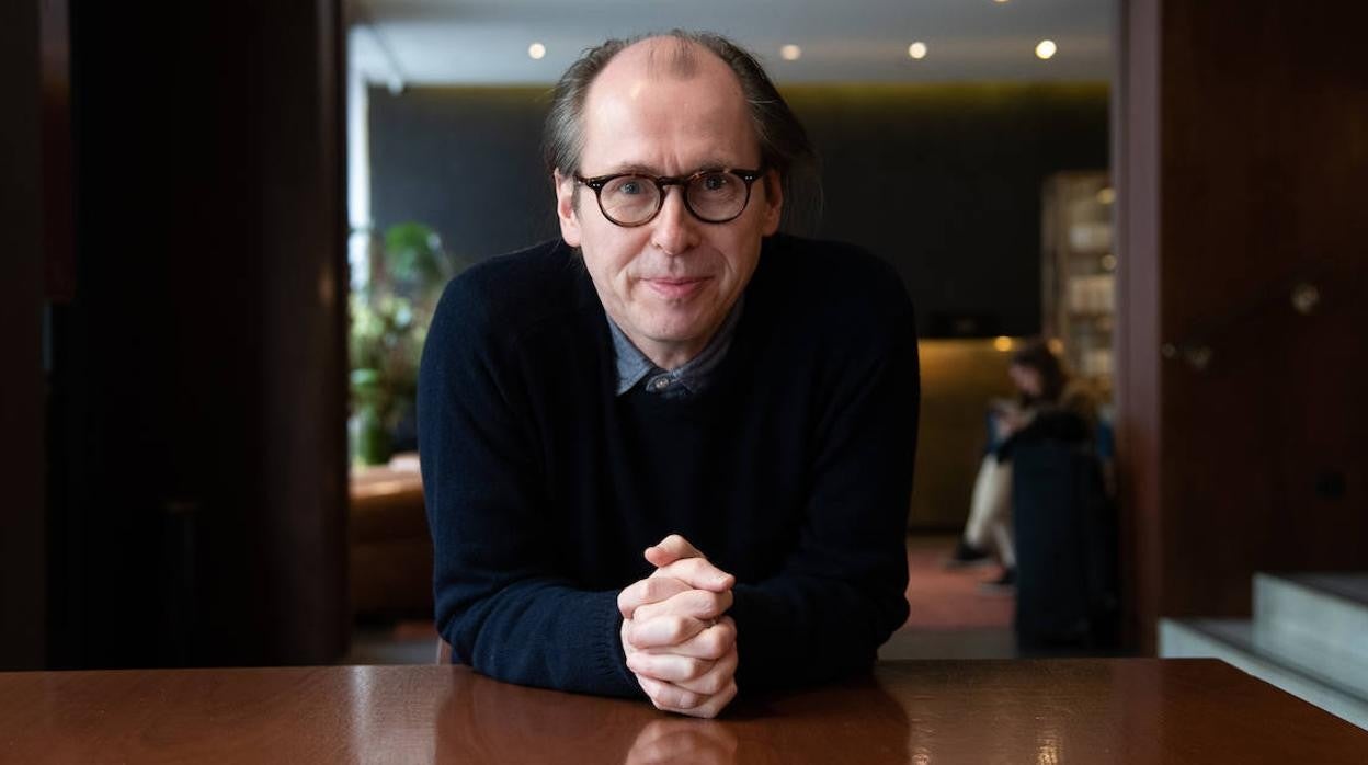 David Peace: «El trabajo del novelista empieza donde acaba el registro ...