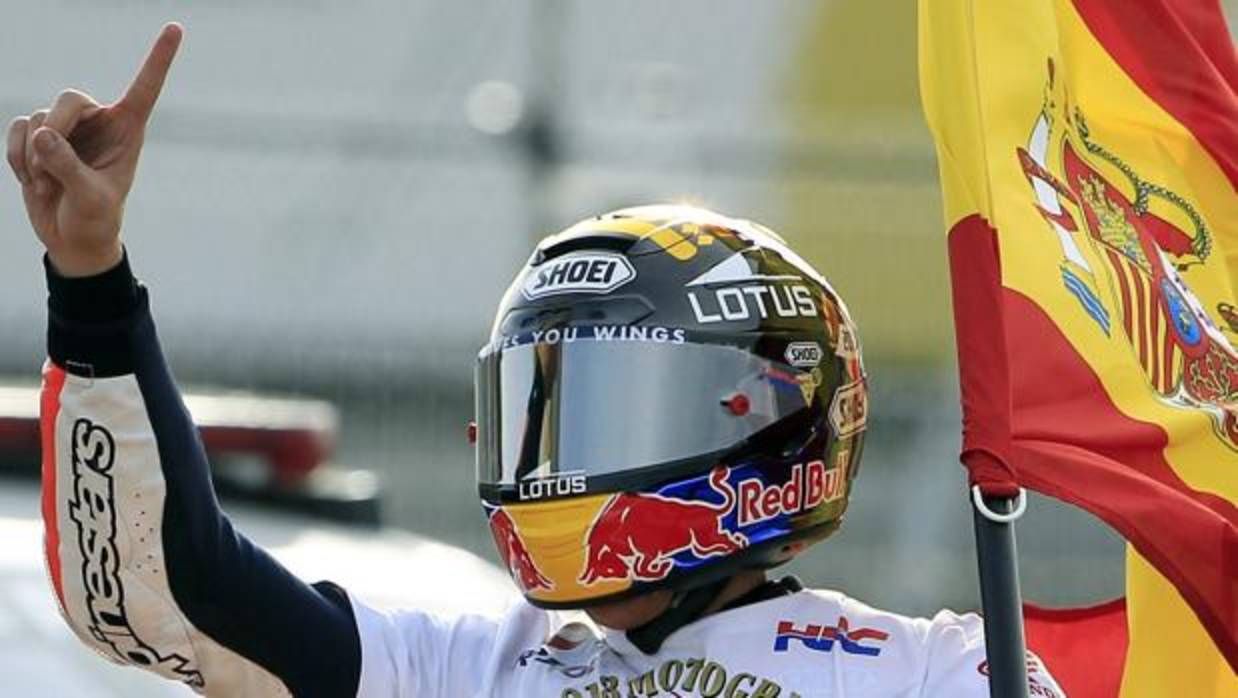 Marc Márquez, a vueltas con la bandera