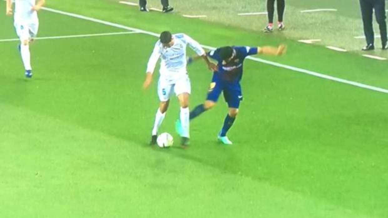 La falta a Varane antes del gol de Messi que hasta Suárez reconoce