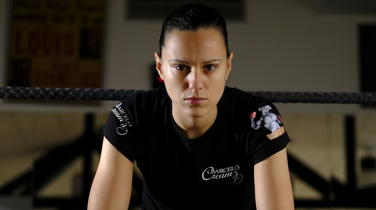 Joana Pastrana retiene el título mundial del peso mínimo