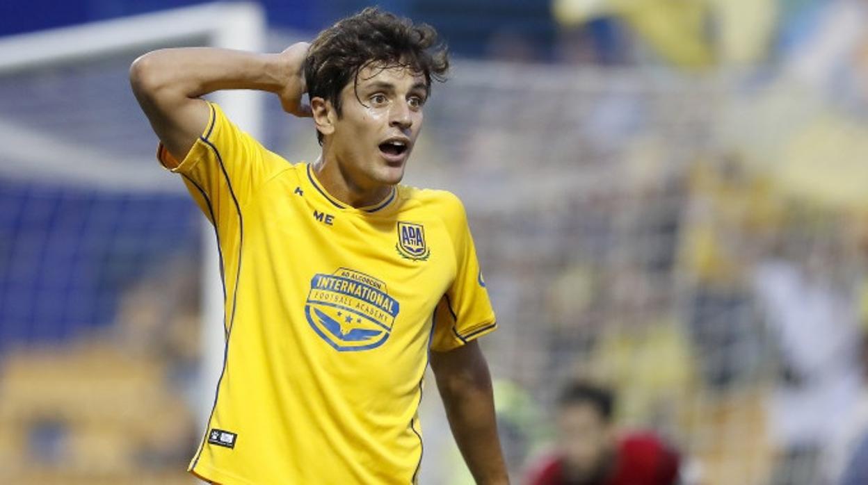 El Alcorcón sufre para ganar a un Granada con diez