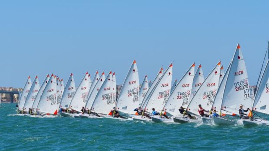 El europeo de ILCA 4 arranca con fuerza en Cádiz