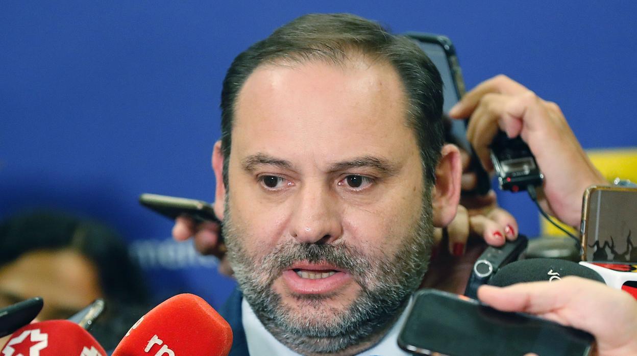 Ábalos abre la puerta a exigir nuevas «condiciones» a las licencias VTC