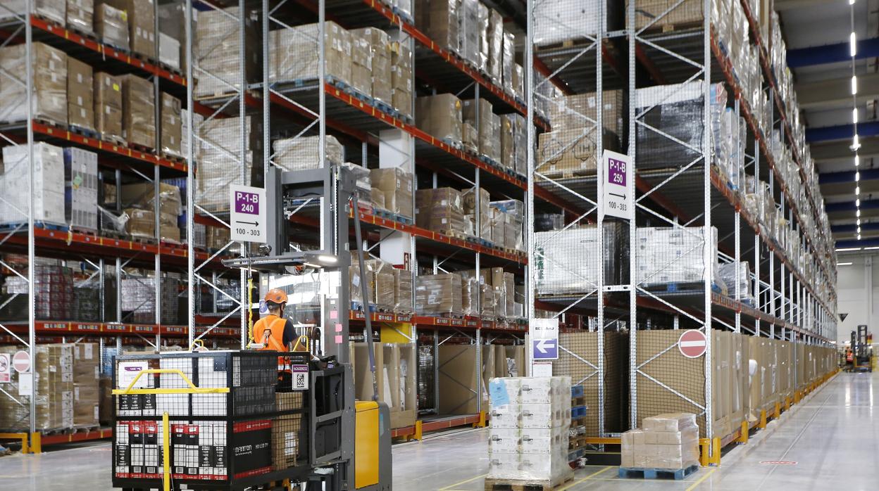 Así se prepara un pedido dentro del centro logístico de Amazon con más ...