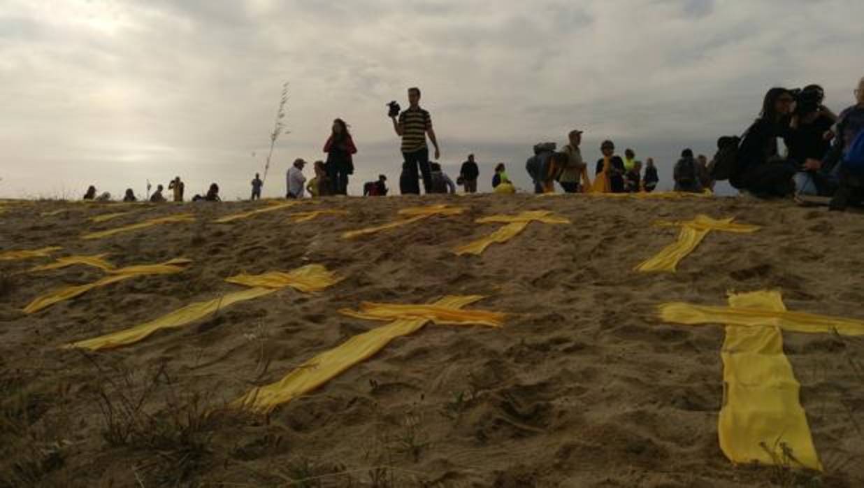 Los CDR de Mataró burlan la prohibición de poner cruces en la playa y ...