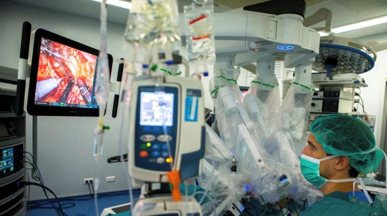 Usan un robot para implantar un esfínter urinario artificial en una ...