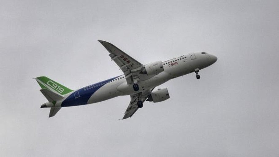 Susto en Barajas: 35 pasajeros atendidos por turbulencias en un avión que descendió en picado