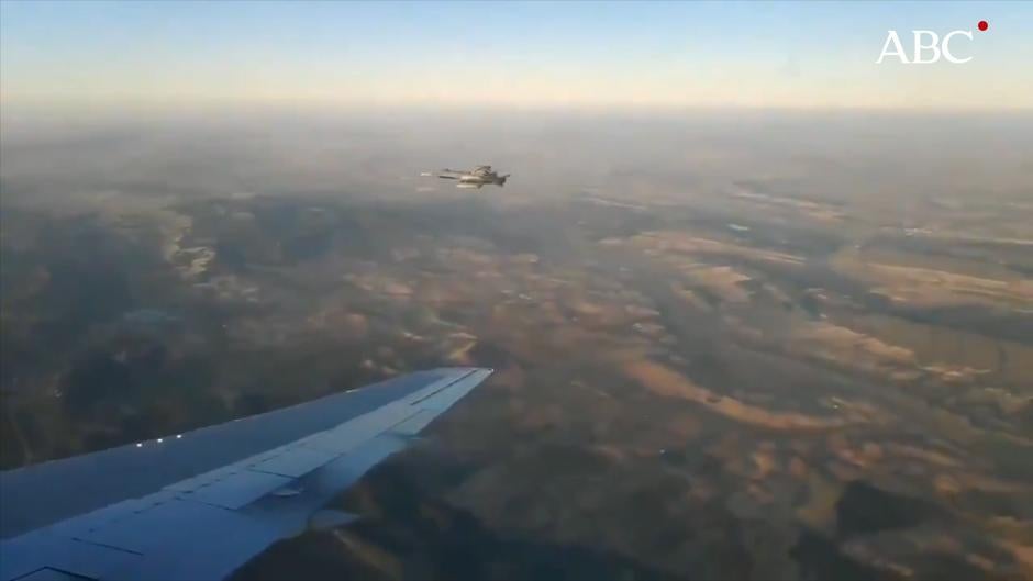 Así se aproximó el caza F-18 para comprobar los daños del avión de Air ...