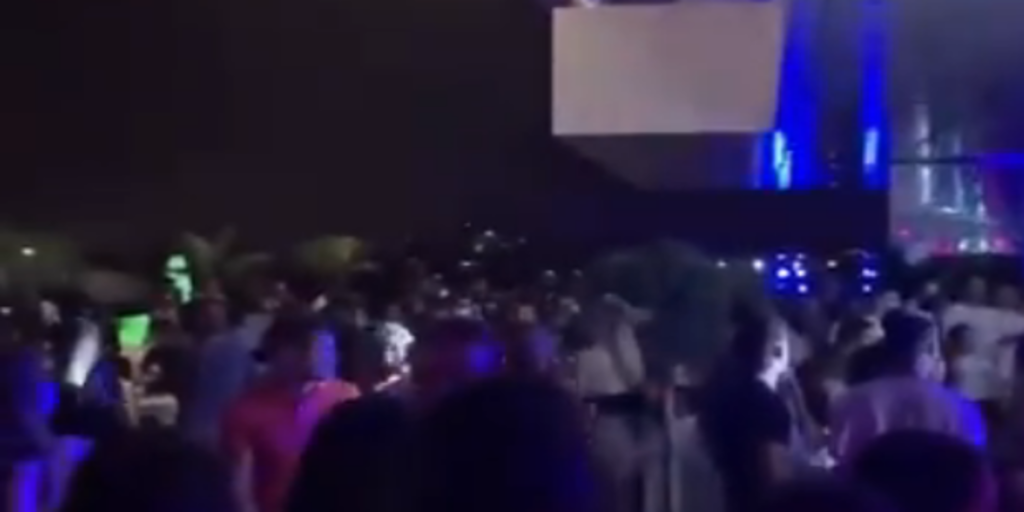 Un vídeo muestra la aglomeración de jóvenes sin mascarillas en un local ...