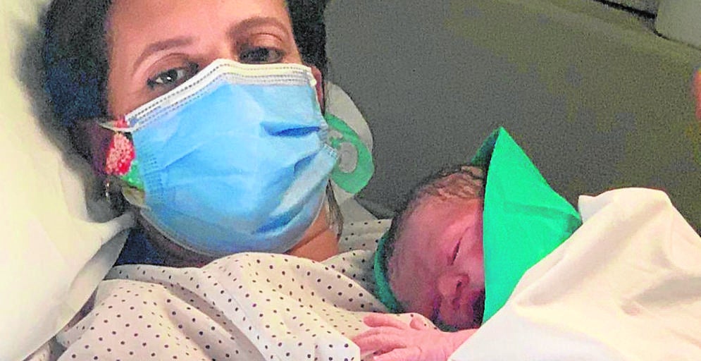 Adam, el primer bebé de 2021 en Castilla-La Mancha, nació a las 00.00 horas