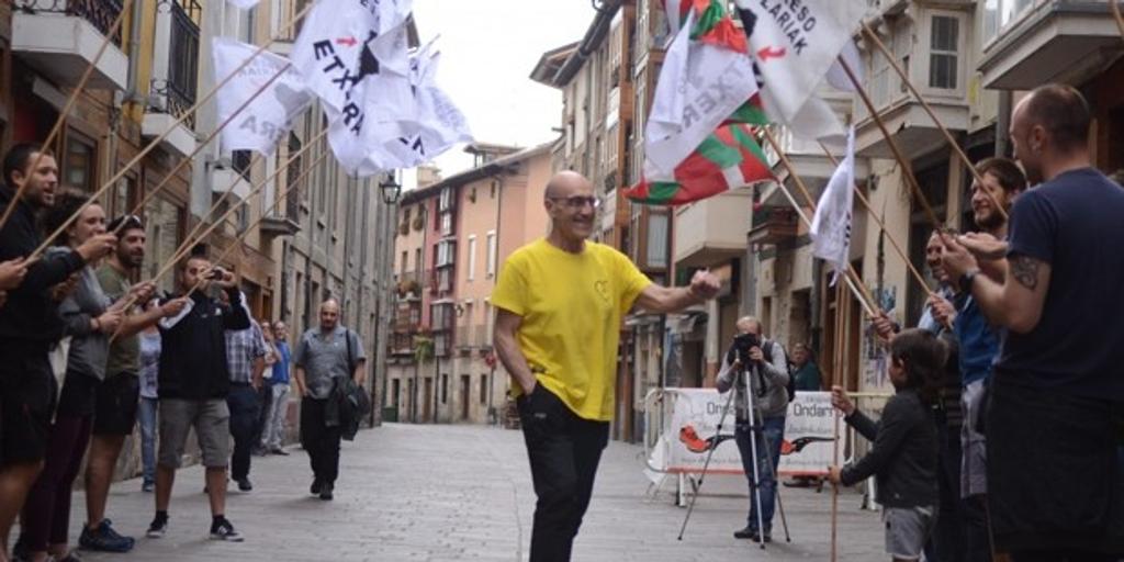 Decenas de municipios vascos y navarros homenajean hoy a ETA