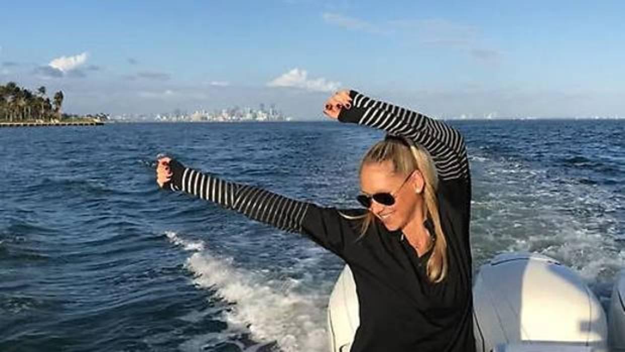 Anna Kournikova baila al ritmo del nuevo éxito de Enrique Iglesias