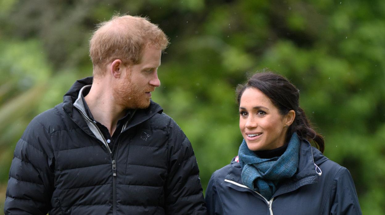 El Príncipe Harry Y Meghan Markle Renuncian Al Título Real Para Su Hijo