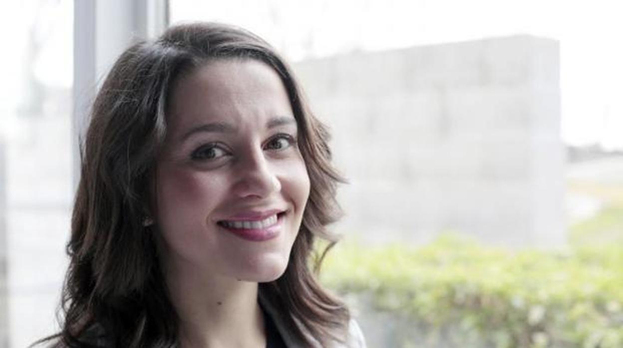 Inés Arrimadas presume del primer paseo en familia desde la llegada de Álex