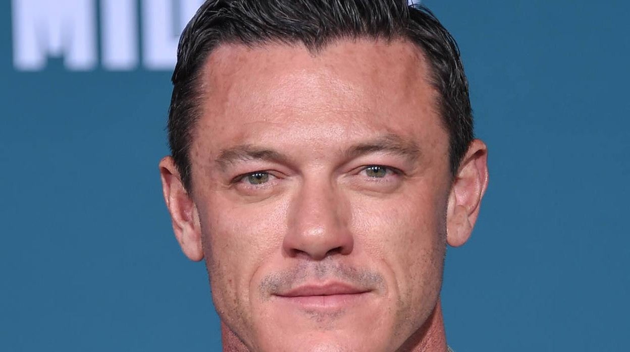 Luke Evans luce cuerpazo en Alicante