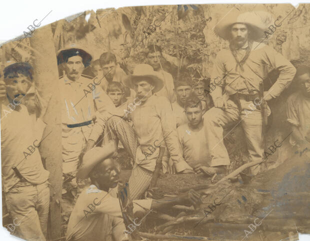 Un grupo de insurrectos preparando el rancho de partida - Archivo ABC