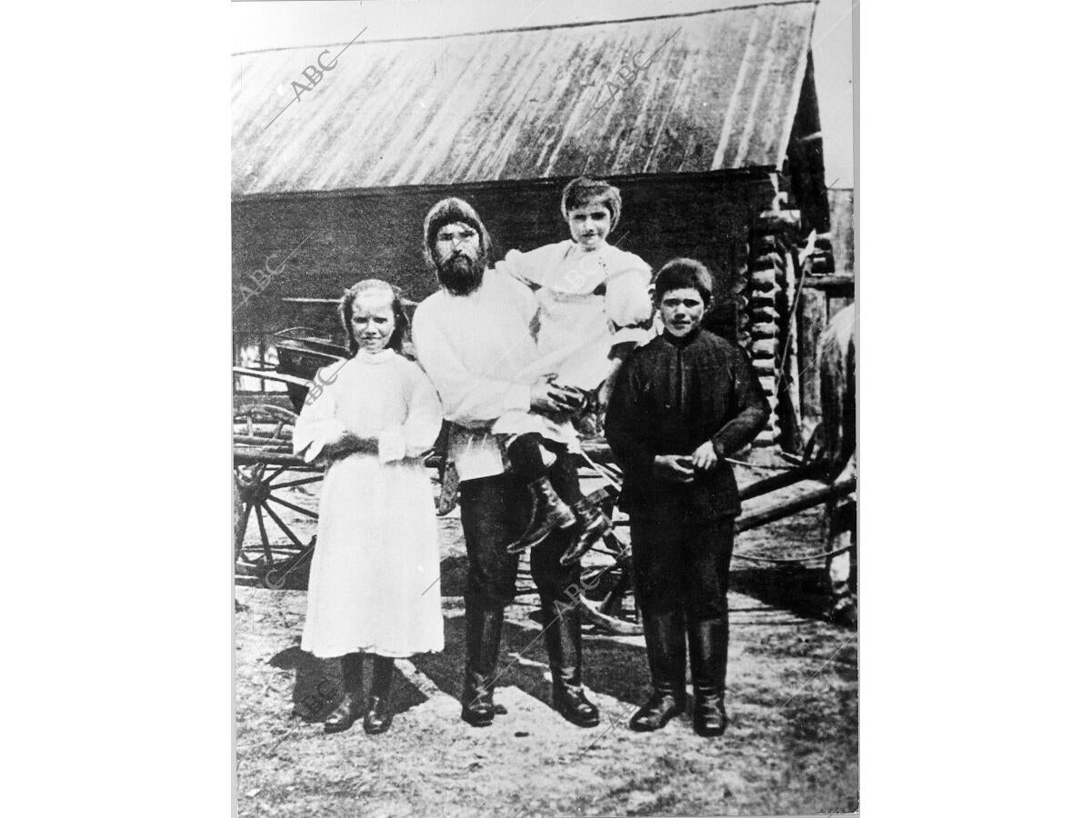 Grigory Rasputín, con sus hijos en su cabaña de Pokrouskoïe, hacia 1900 ...