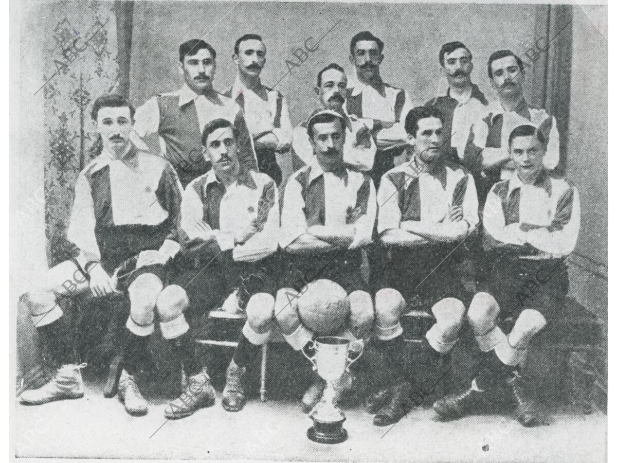 El Athletic Club de Bilbao, equipo campeón de España, posa con el ... El Athletic Club de Bilbao, equipo campeón de España, posa con el ...